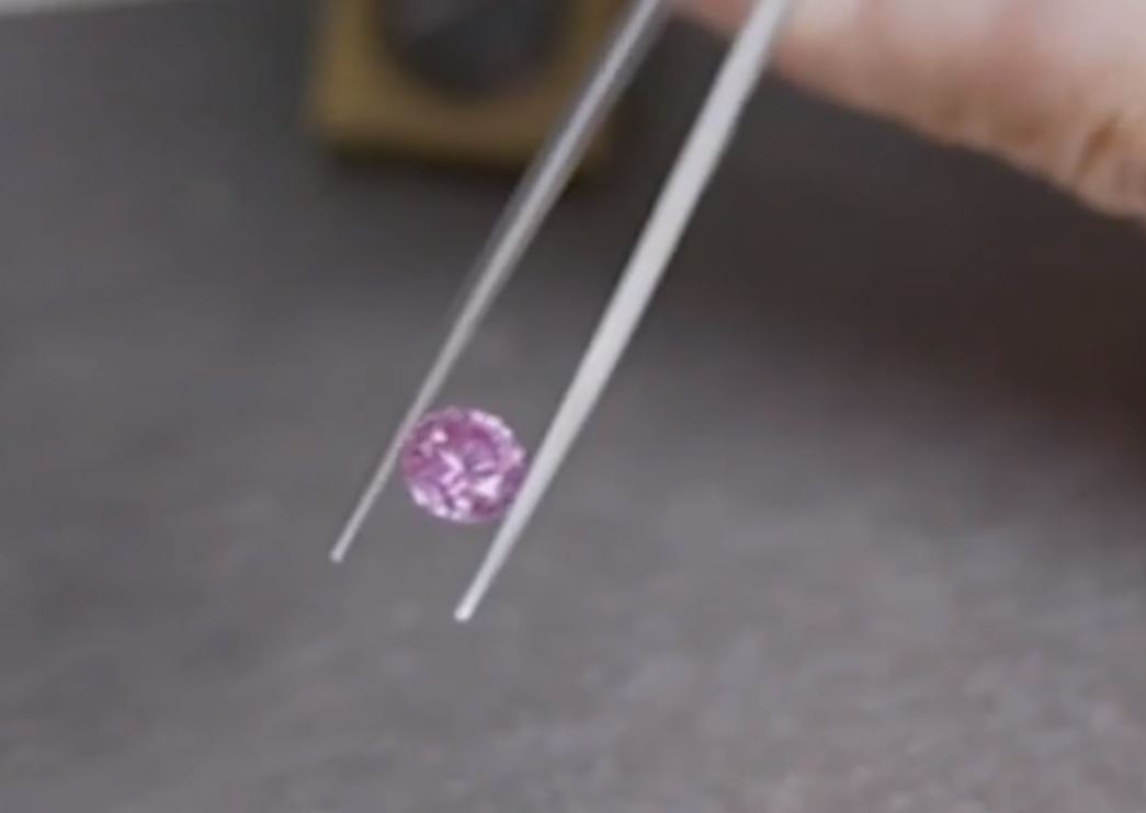 Diamond: How to distinguish a fake